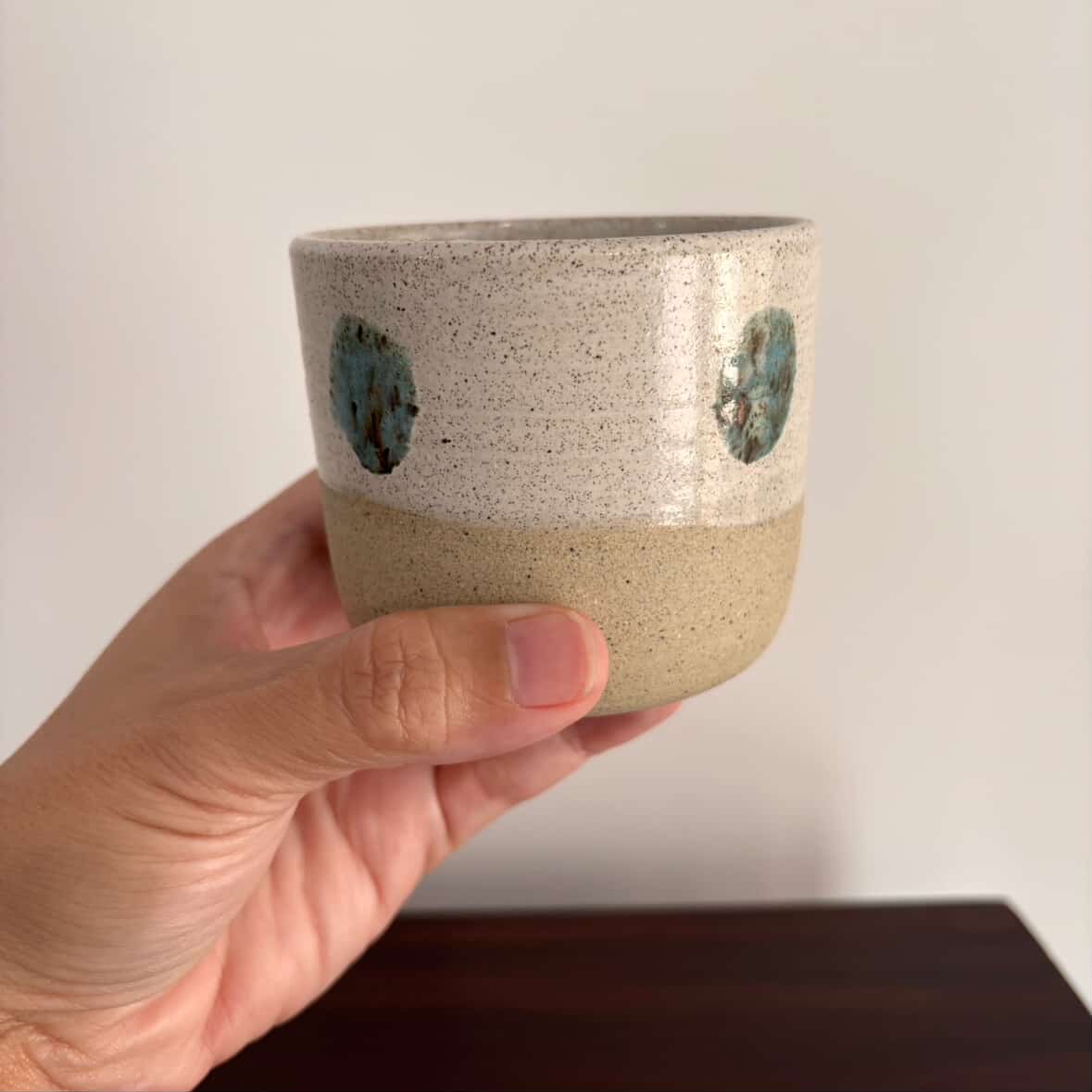 POTTERESS BY ALICIA - Mug - Brown clay, white glaze, light blue/brown ...